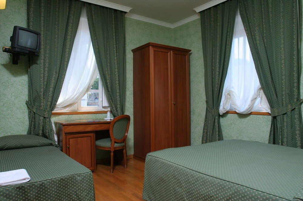 Hotel Fellini, Roma. Desde 125.4€ - Centraldereservas.com