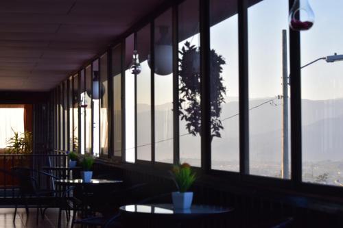 Hotel Las Brumas, Cartago. Desde 52.2€ - Central de Reservas