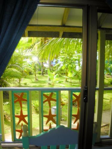 Complejo Cosmic Crab Resort at Careening Cay, Carenero - Central de ...