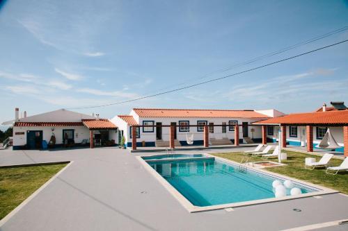 Zulla Nazaré`s Surf Village, Nazaré. Desde 85€ - Central de Reservas
