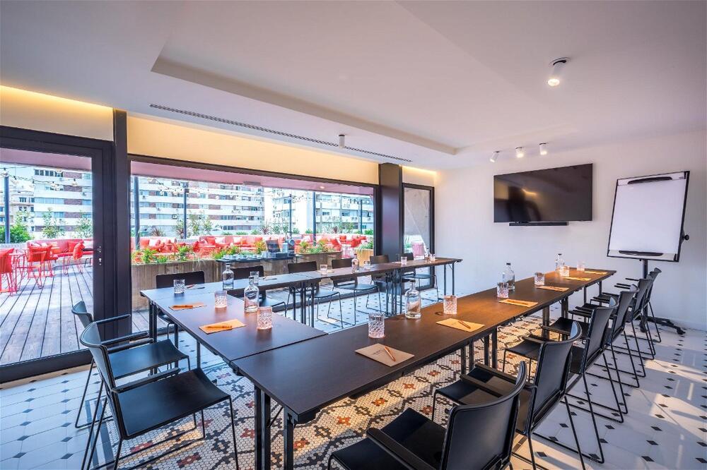 Hotel Canopy by Hilton Madrid Castellana, Madrid. Desde 117.86 ...